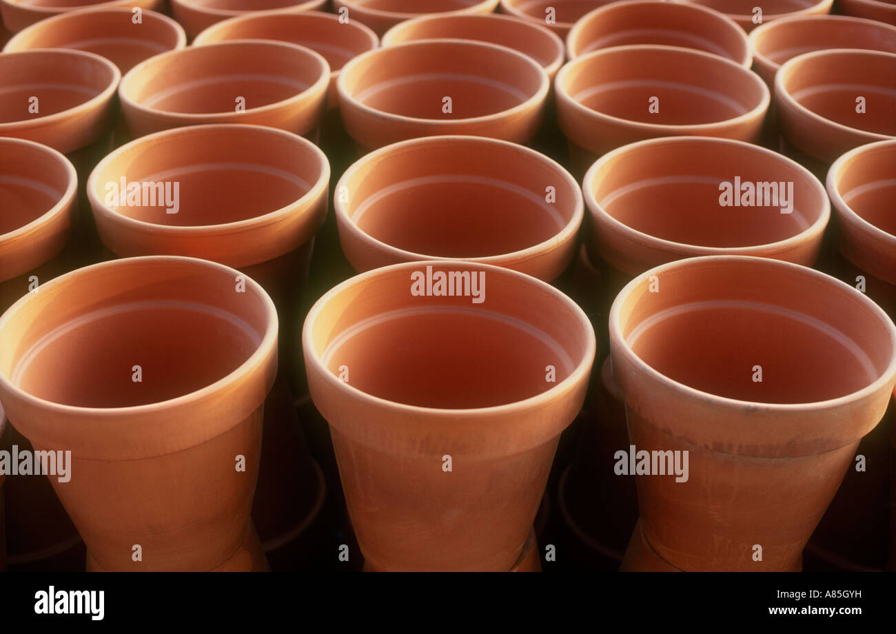 CLAY TERRACOTTA FLOWERPOTS ALIGNED Stock Photo - Alamy