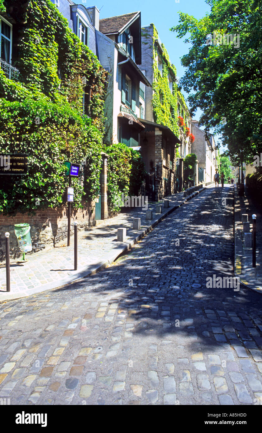 Montmartre calm street Stock Photo - Alamy