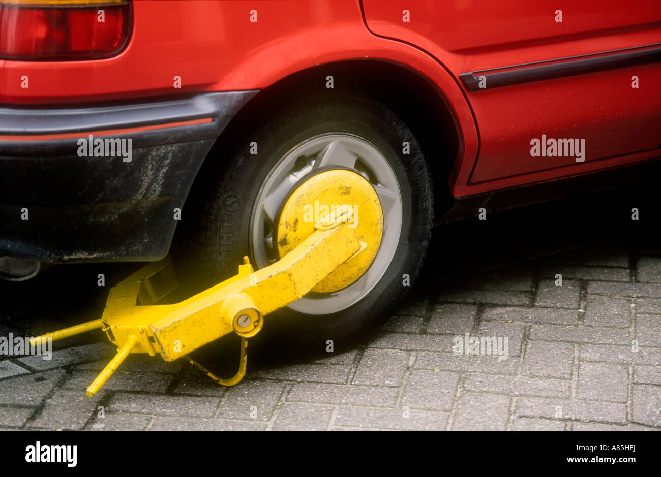Wheel clamps in use hi-res stock photography and images - Alamy