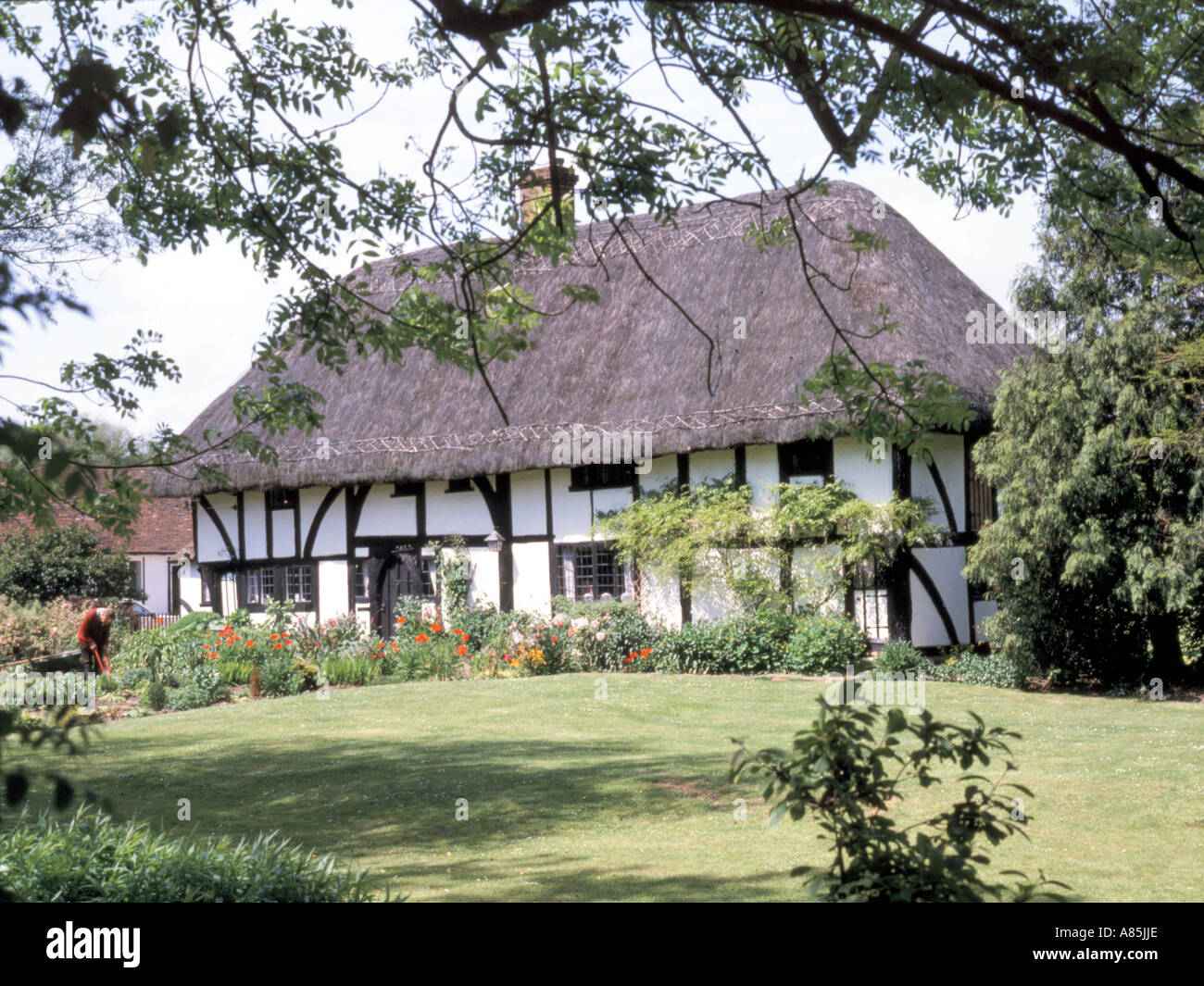 Wealden cottage hi-res stock photography and images - Alamy