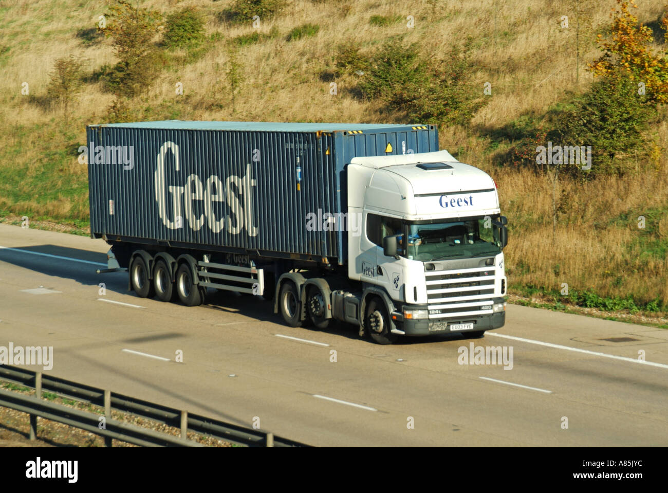 M25 motorway Geest container on trailer & Scania lorry Stock Photo - Alamy
