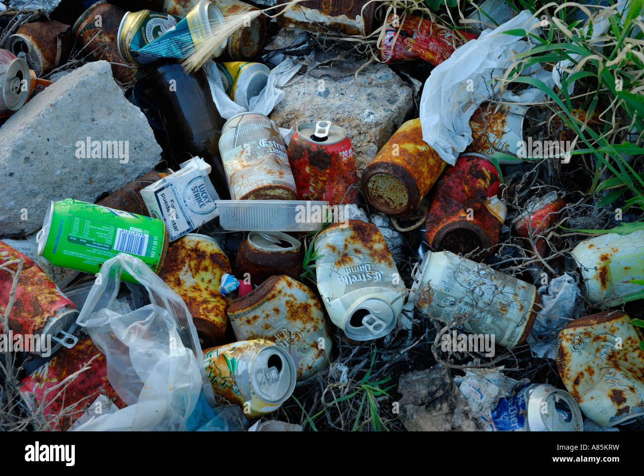 CANS GARBAGE POLLUTIONABANDONED NEED RECYCLE Stock Photo - Alamy