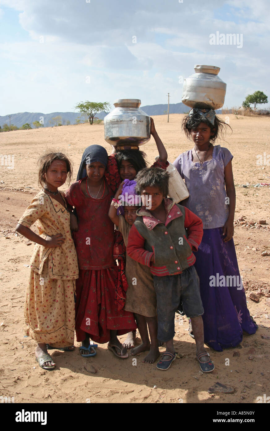 Poor children group india hi-res stock photography and images - Alamy