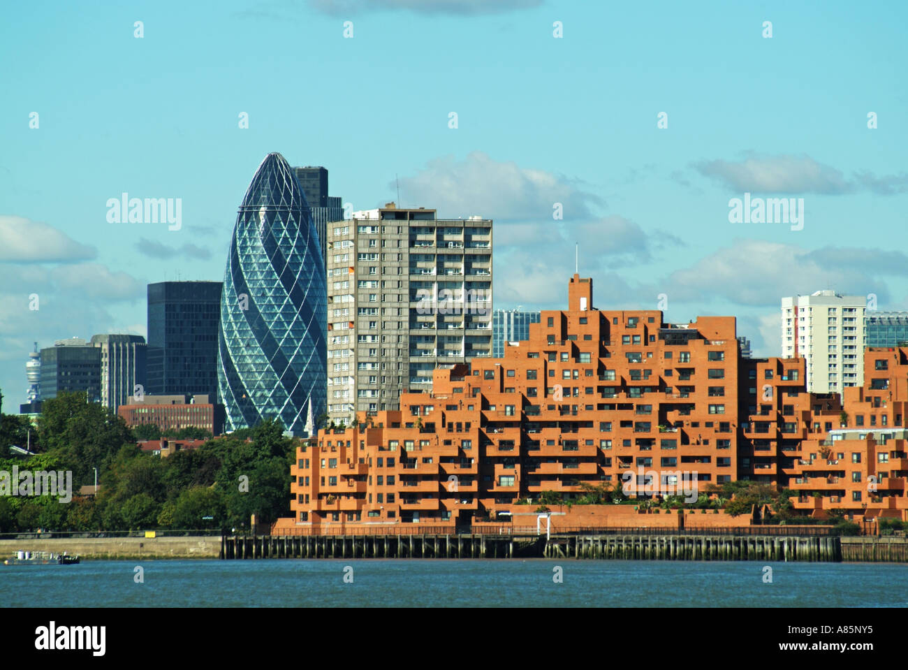 Riverside thames side location hi-res stock photography and images - Alamy