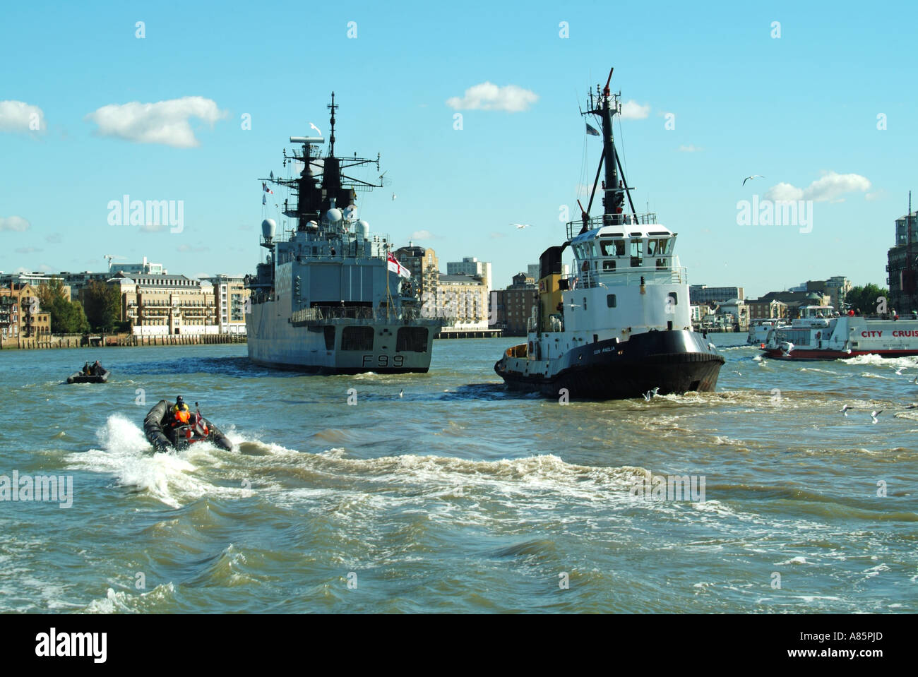 Royal navy frigate hms cornwall f99 hi-res stock photography and images ...