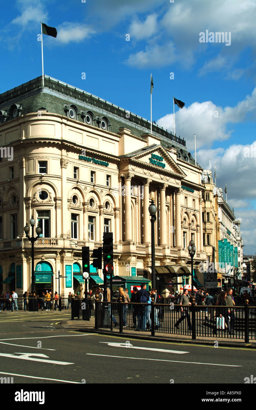 Entertainment trocadero piccadilly hi-res stock photography and images ...