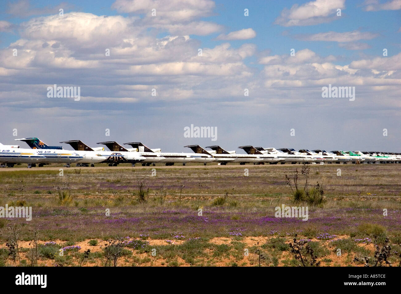 Boeing 727 jet scrap yard hi-res stock photography and images - Alamy
