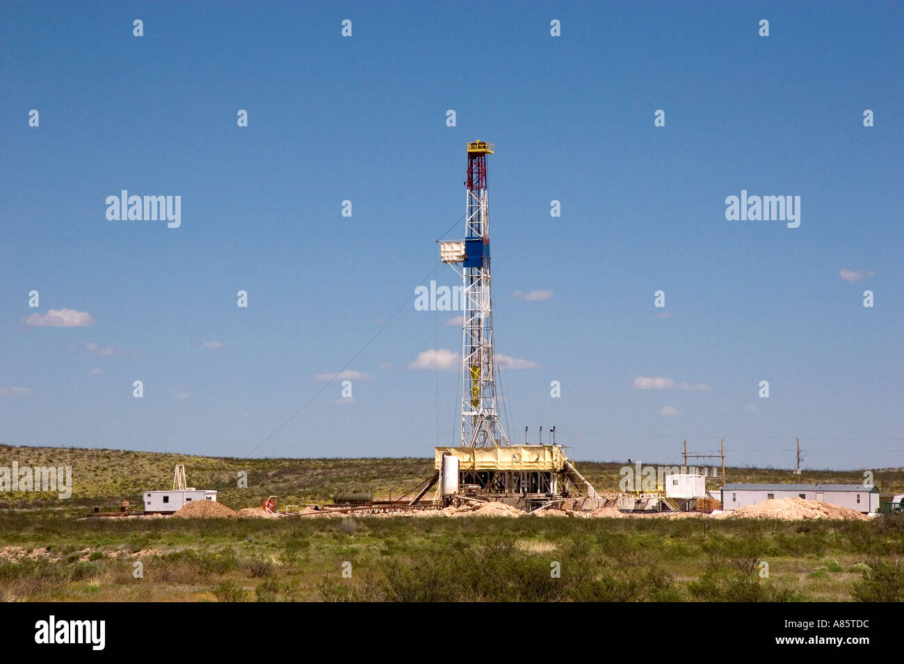 Oil rig near Brantley State Park in New Mexico Stock Photo - Alamy