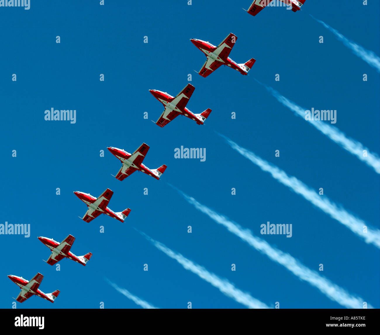 Line abreast loop hi-res stock photography and images - Alamy
