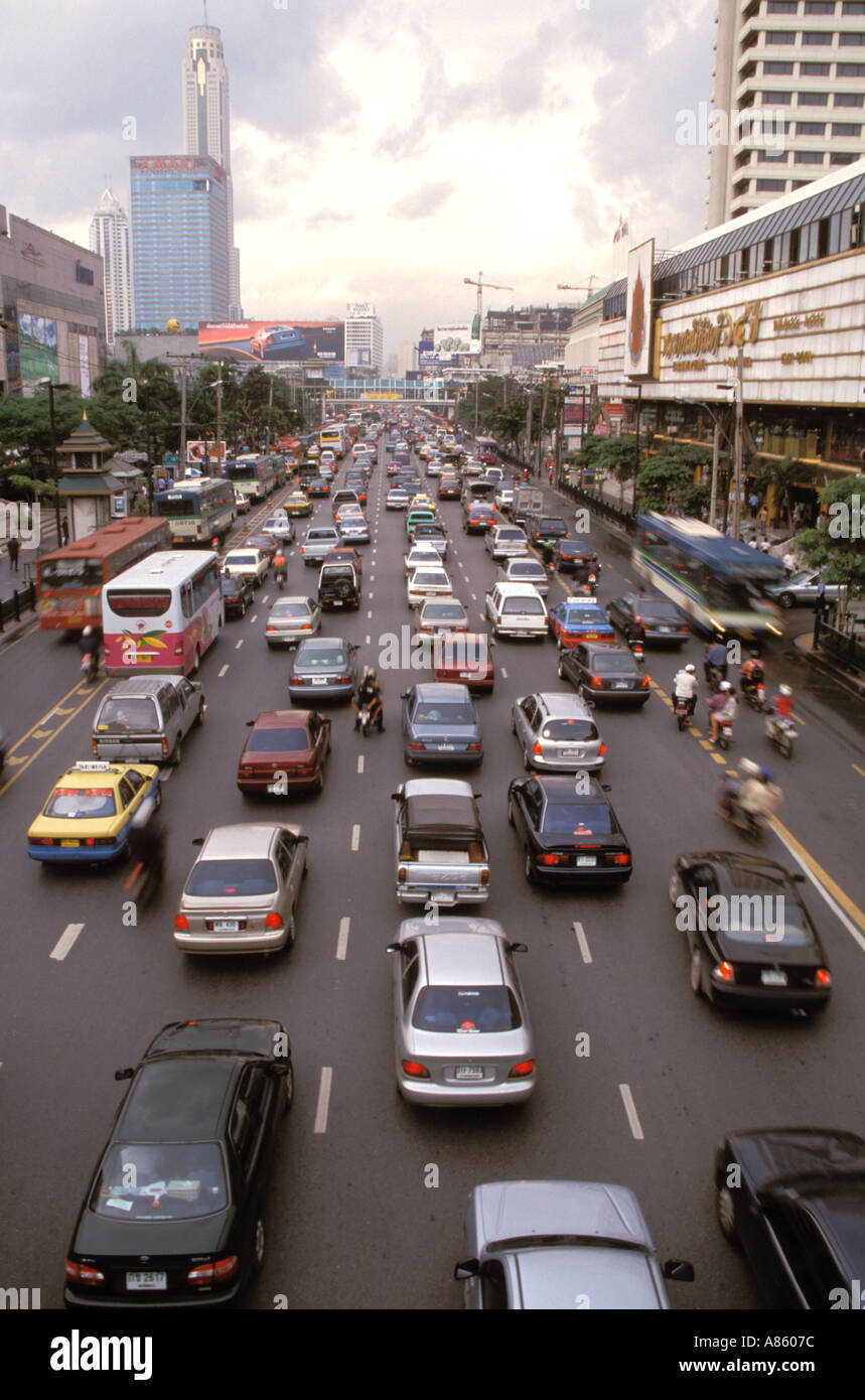 Busy urban street traffic hi-res stock photography and images - Alamy