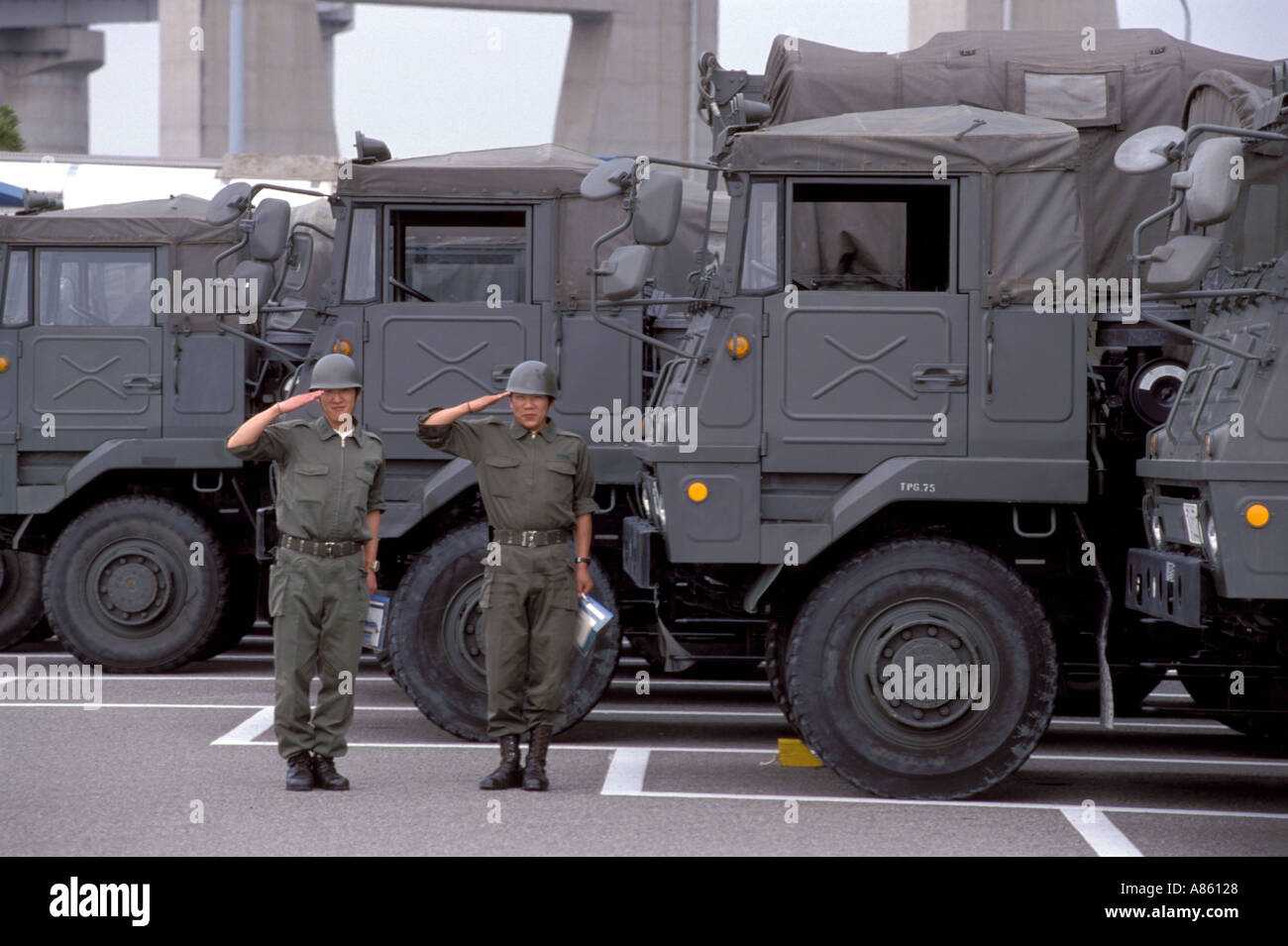 Soldiers from japanese self defense force hi-res stock photography and ...
