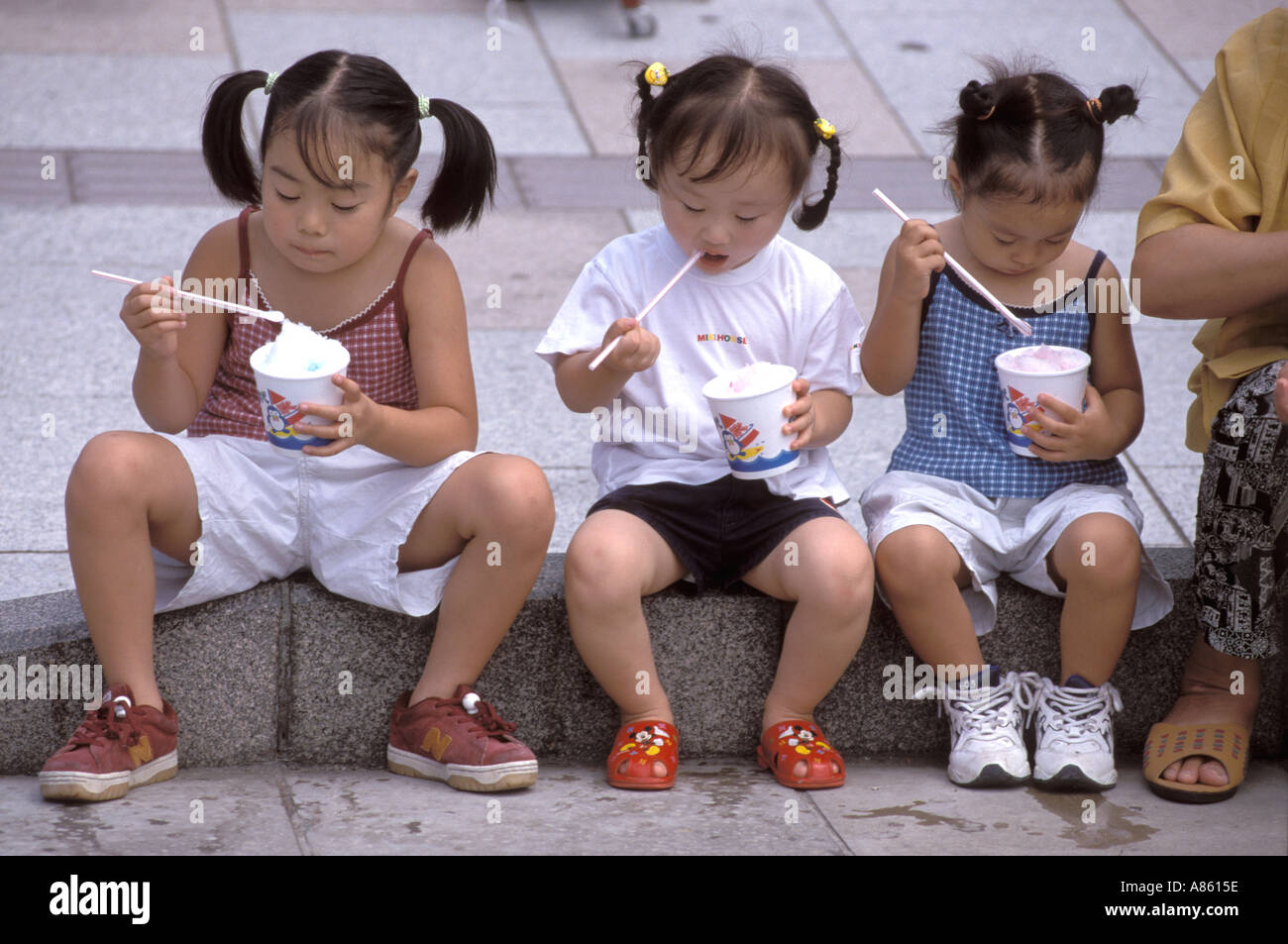 Girl sitting on a curb hi-res stock photography and images - Alamy