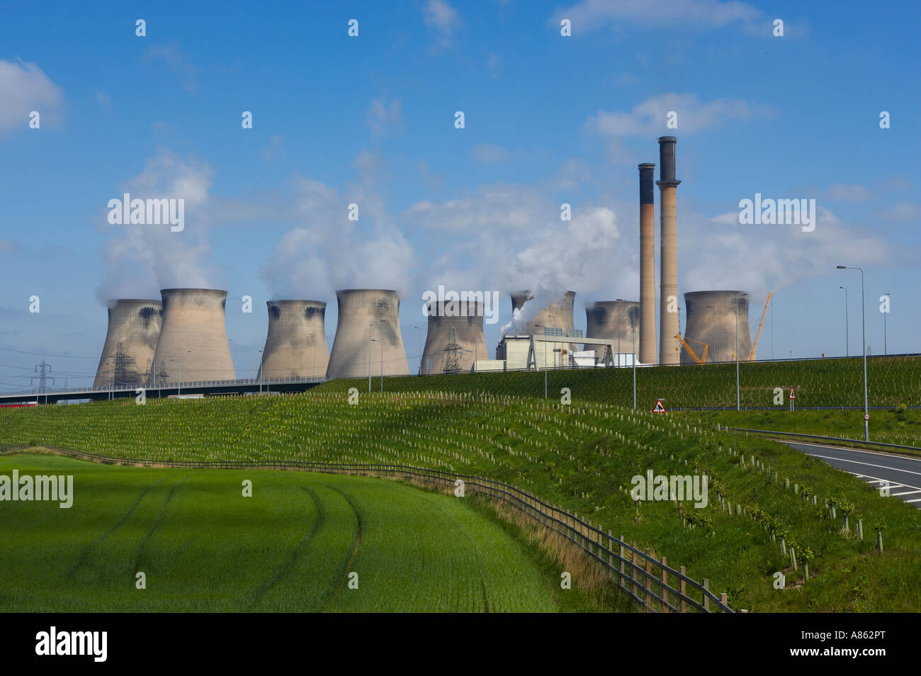 FERRYBRIDGE POWER STATION AND M62 MOTORWAY YORKSHIRE ENGLAND Stock ...