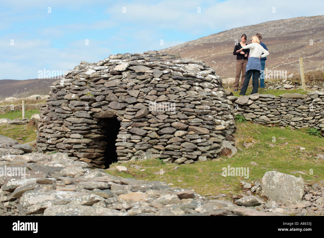 Ancient beehive stone hut hi-res stock photography and images - Alamy