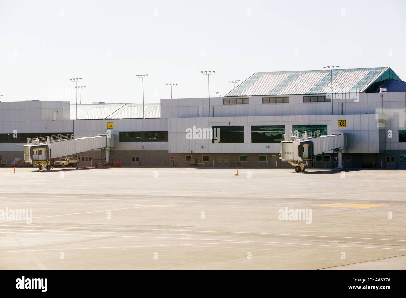 Vacant airport terminal gate hi-res stock photography and images - Alamy