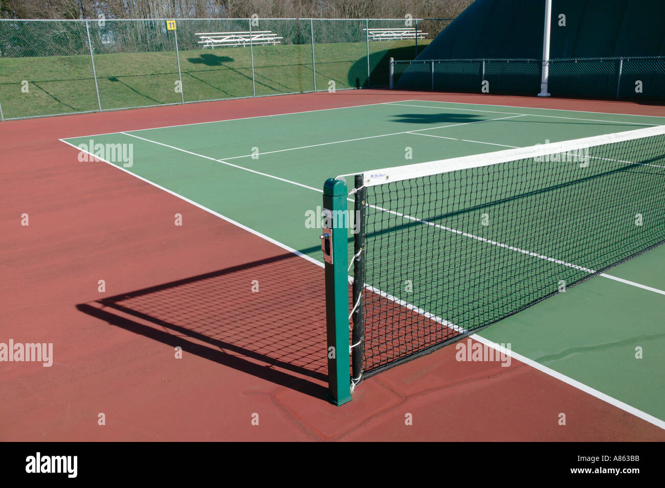 Empty tennis court Stock Photo - Alamy