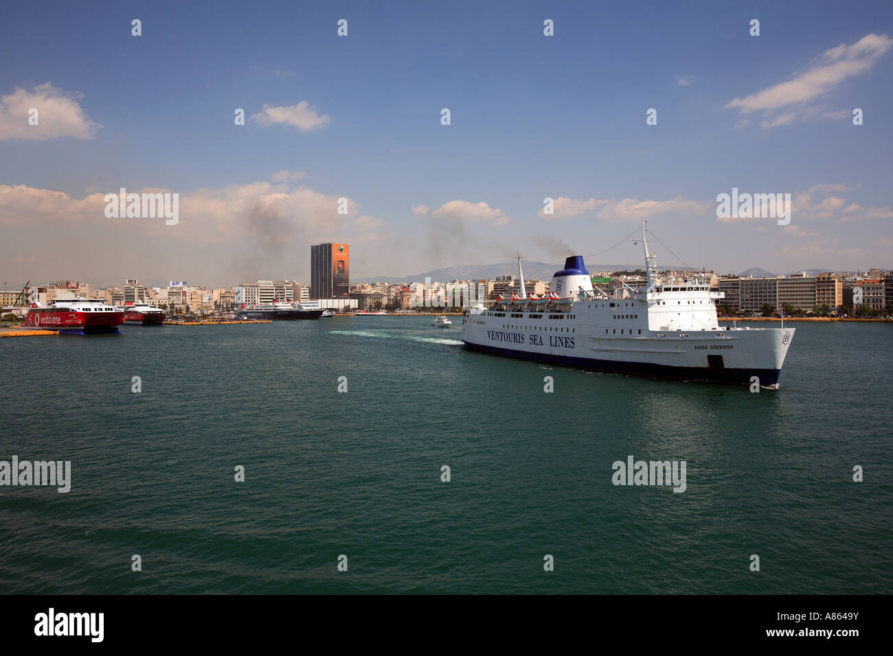 GREECE ATTICA ATHENS PIRAEUS HARBOUR THE BUSY PORT Stock Photo - Alamy