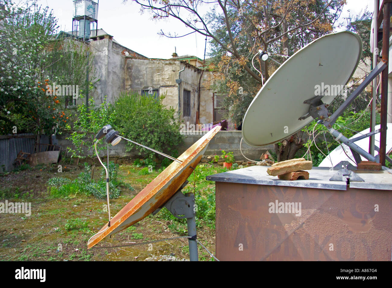 Satalite dishes hi-res stock photography and images - Alamy