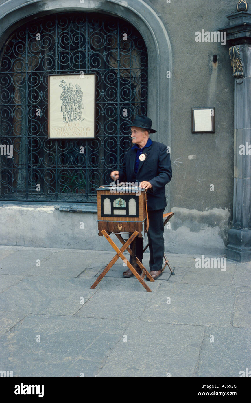 Barrel organ player hi-res stock photography and images - Alamy