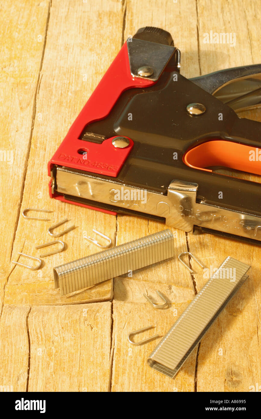 Stapler and staples Stock Photo - Alamy