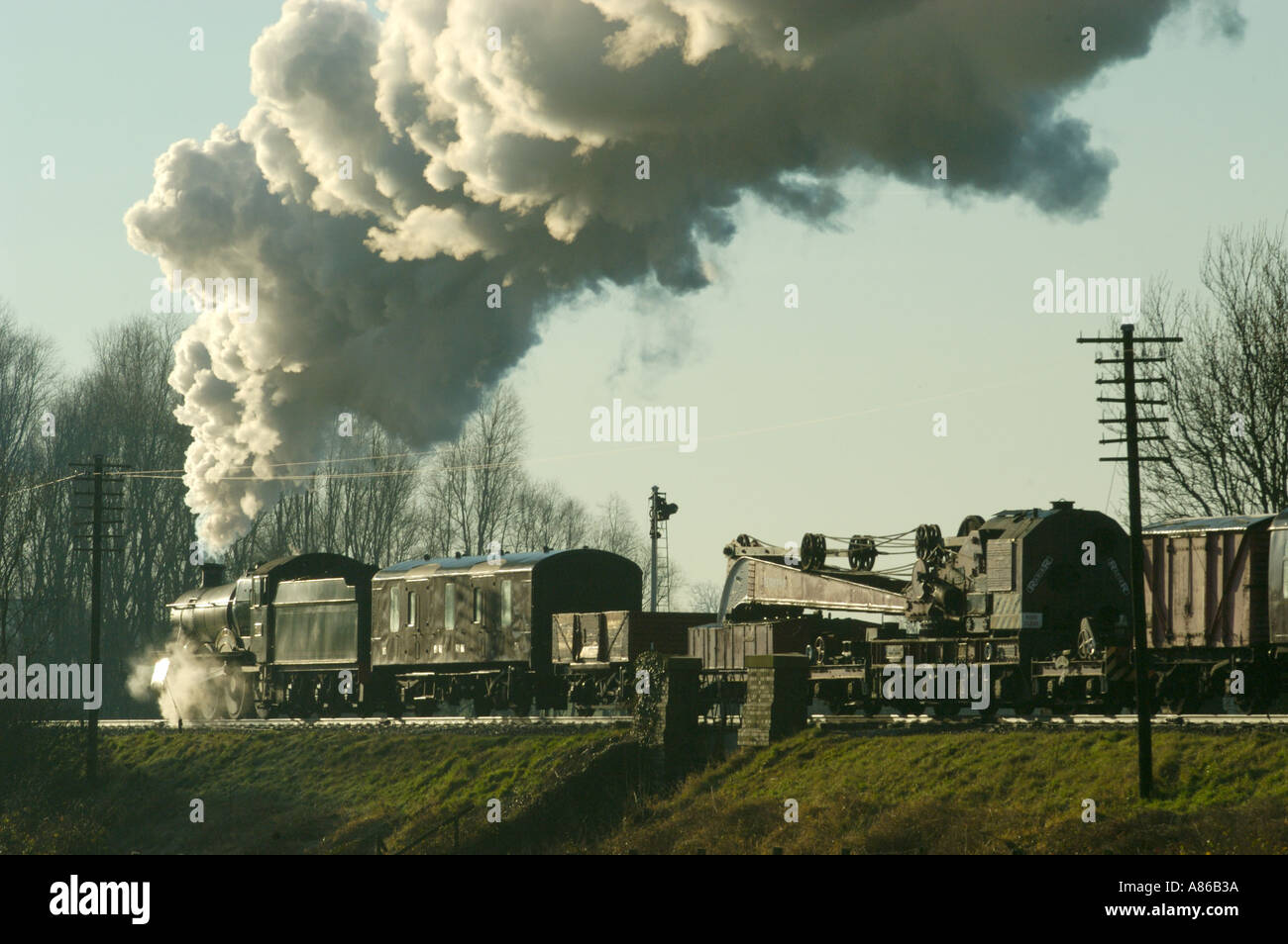 7821 Ditcheat Manor hauling a breakdown Great Central Railway ...