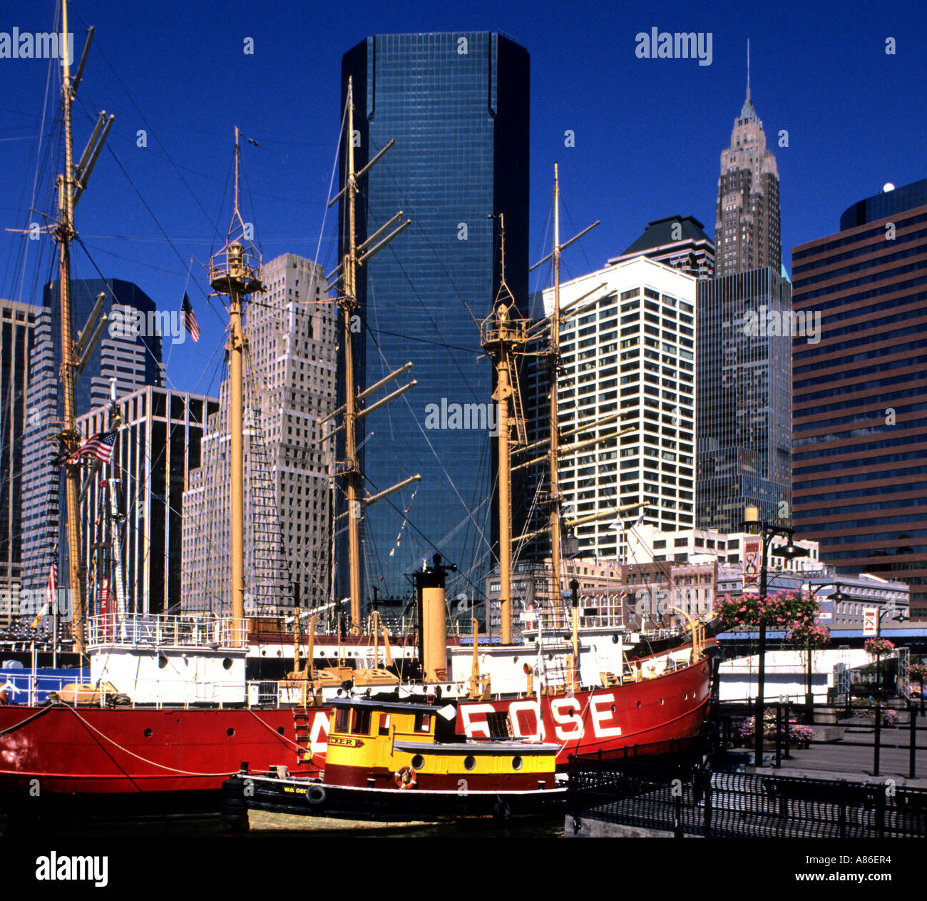 New york manhattan pier 17 harbour port hi-res stock photography and ...