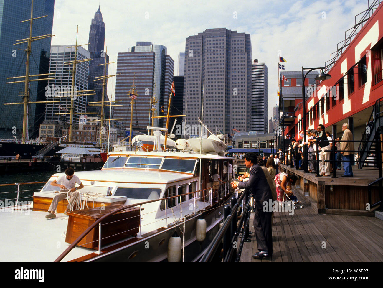 New york manhattan pier 17 harbour port hi-res stock photography and ...