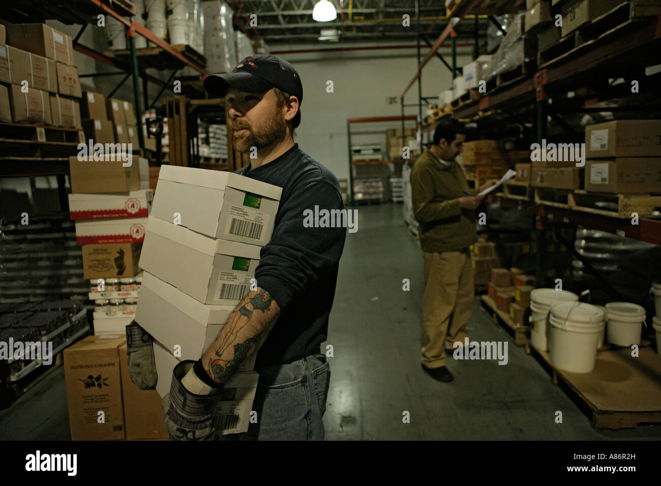 Warehouse employees carrying boxes hi-res stock photography and images ...