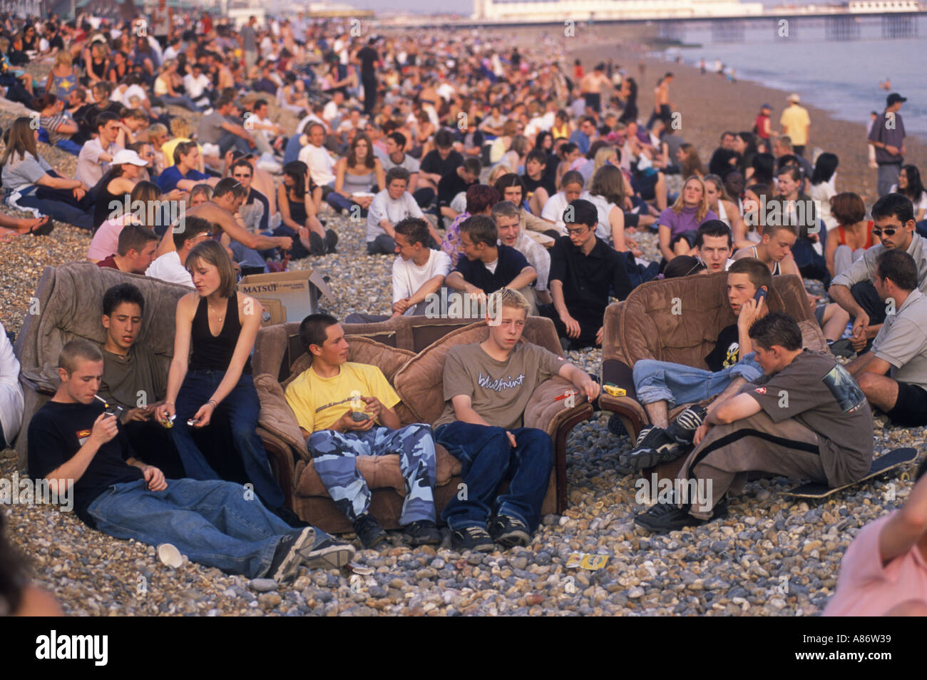 Teens 2000s UK. Brighton Beach Party crowds gather to watch when dusk ...