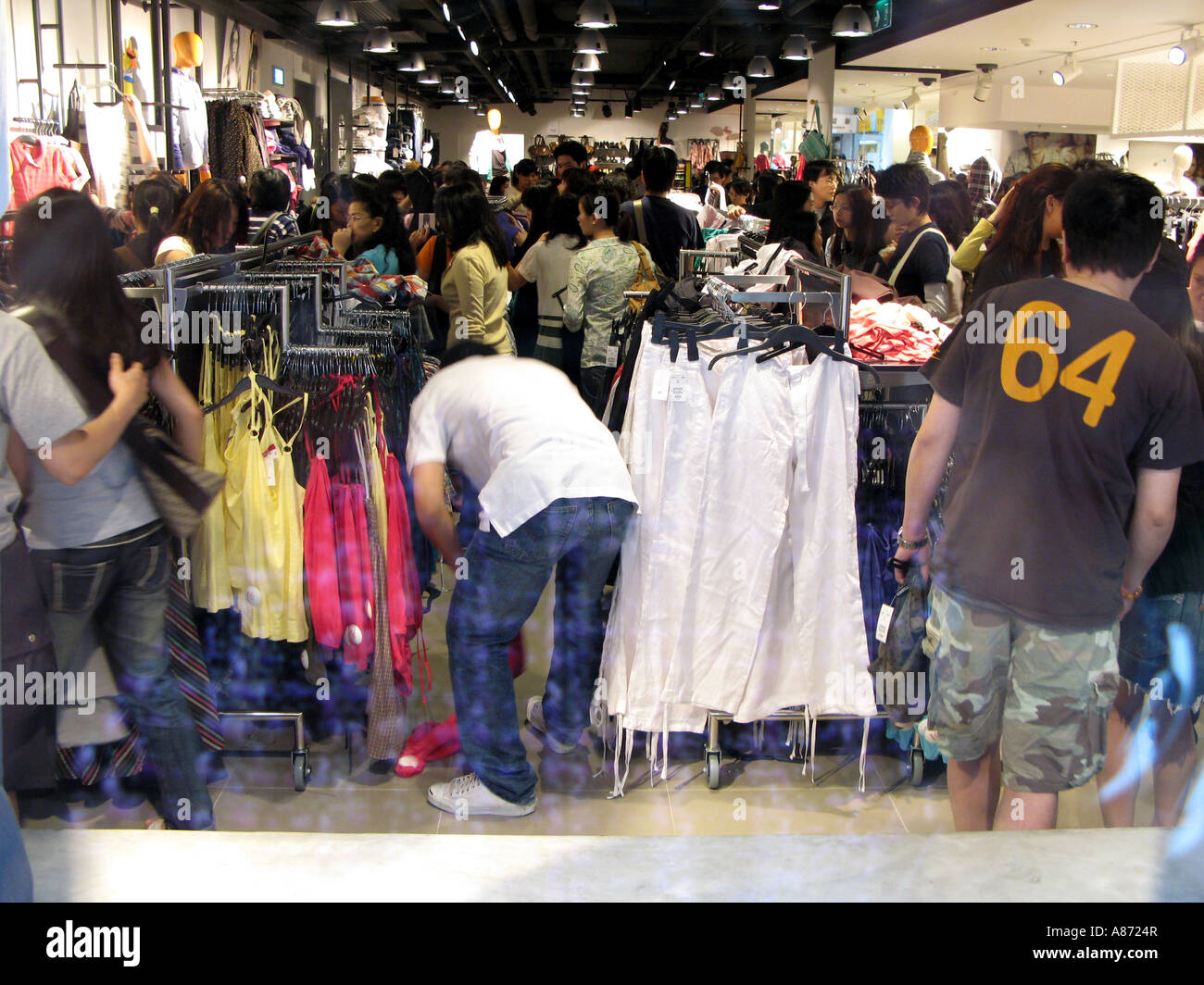 Crowded Fashion Store (H & M) in Hong Kong Stock Photo - Alamy