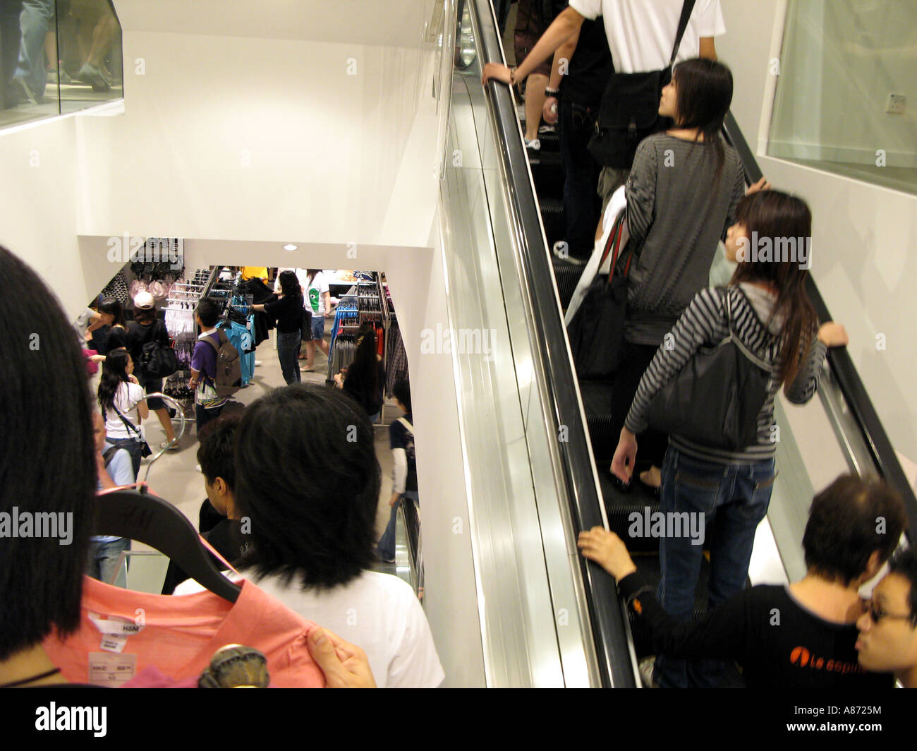 Crowded Fashion Store (H & M) in Hong Kong Stock Photo - Alamy