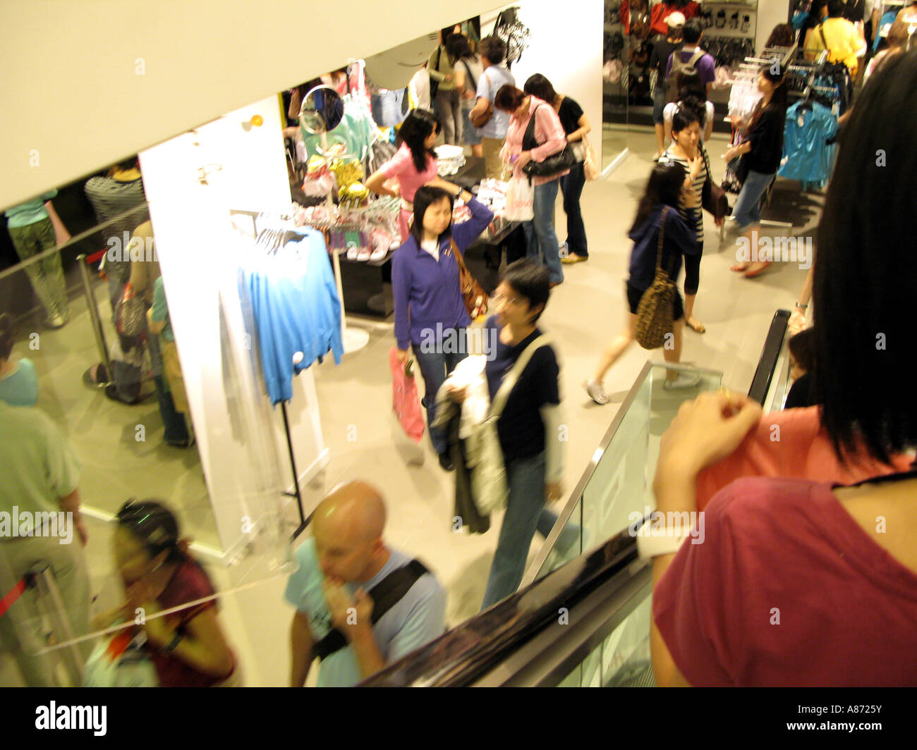 Crowded Fashion Store (H & M) in Hong Kong Stock Photo - Alamy