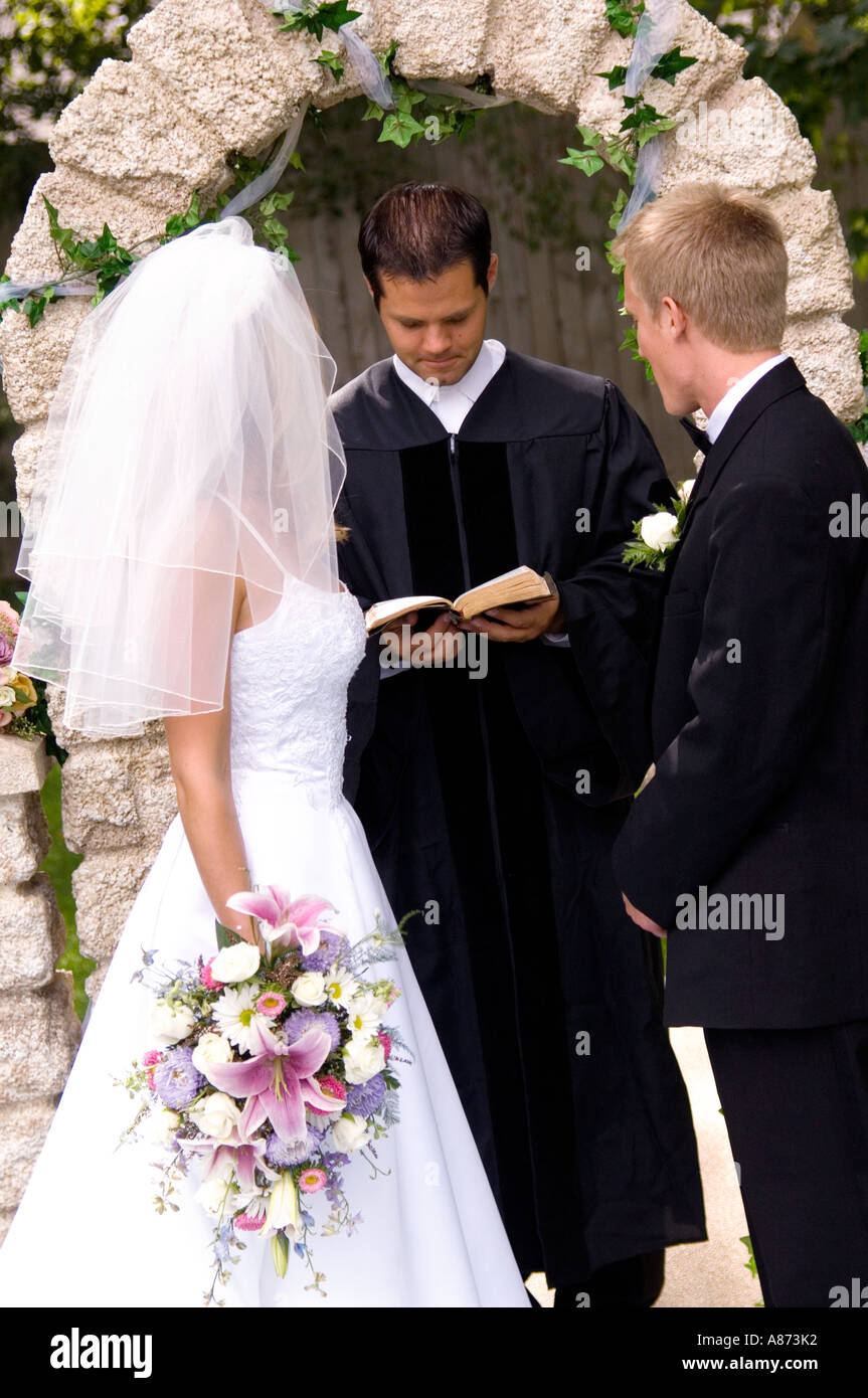 Couple getting married Stock Photo - Alamy