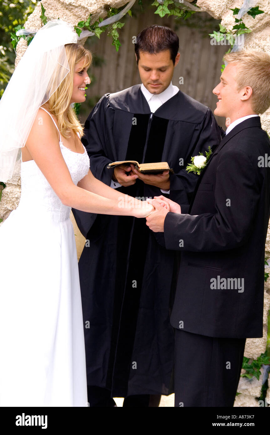 Couple getting married Stock Photo - Alamy