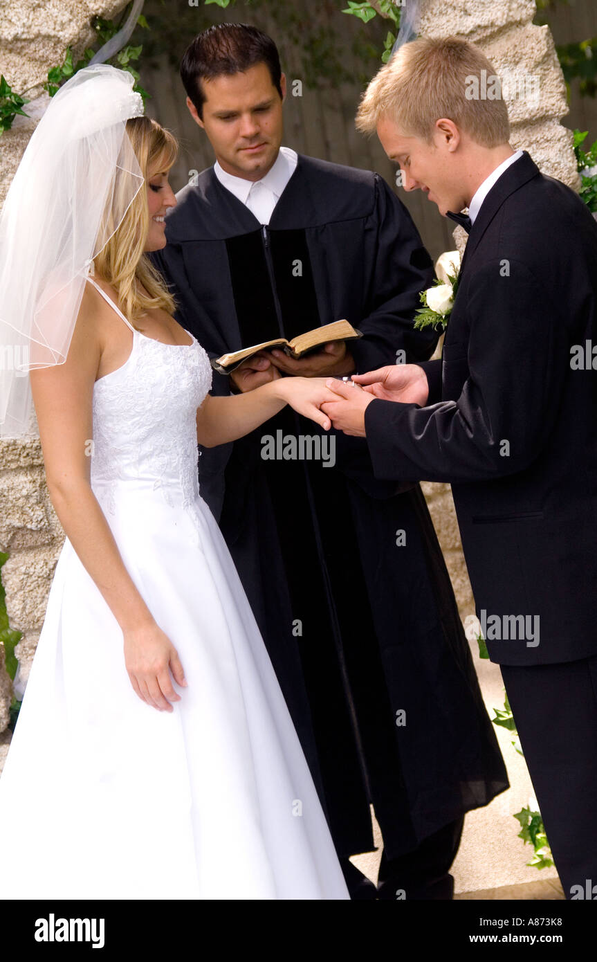 Couple getting married Stock Photo - Alamy