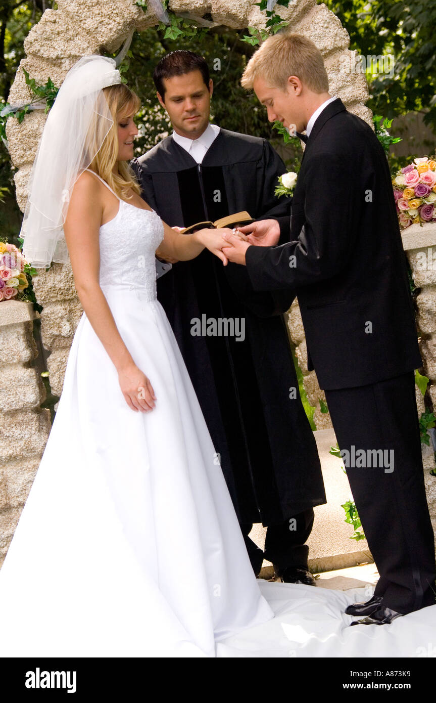 Couple getting married Stock Photo - Alamy