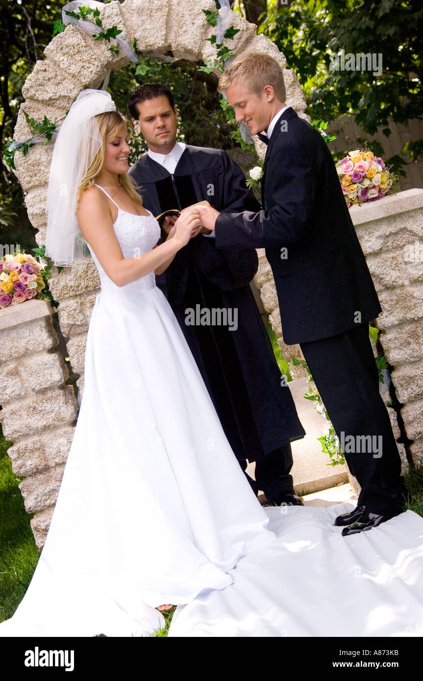 Couple getting married Stock Photo - Alamy