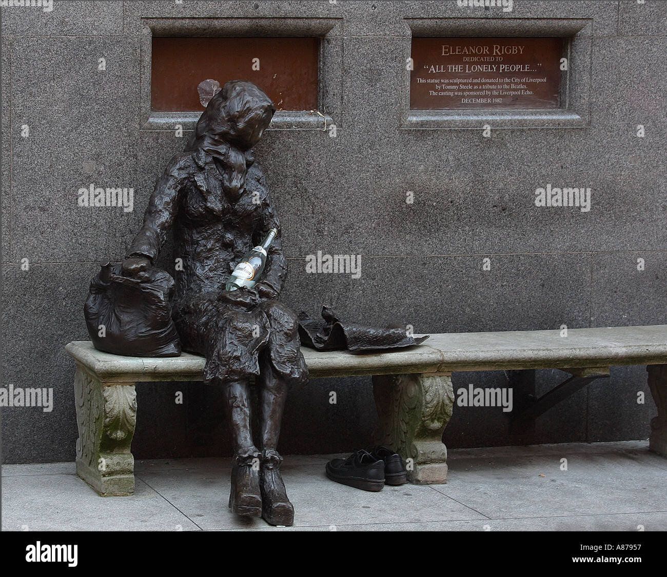 Eleanor rigby statue, liverpool hi-res stock photography and images - Alamy
