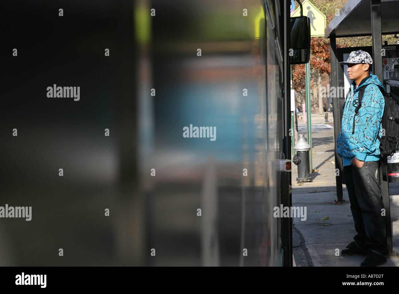 Bus images with standing passengers hi-res stock photography and images ...