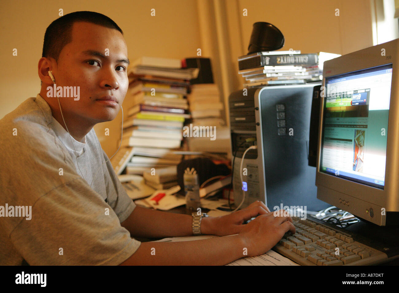 Teenage boy online screen hi-res stock photography and images - Alamy