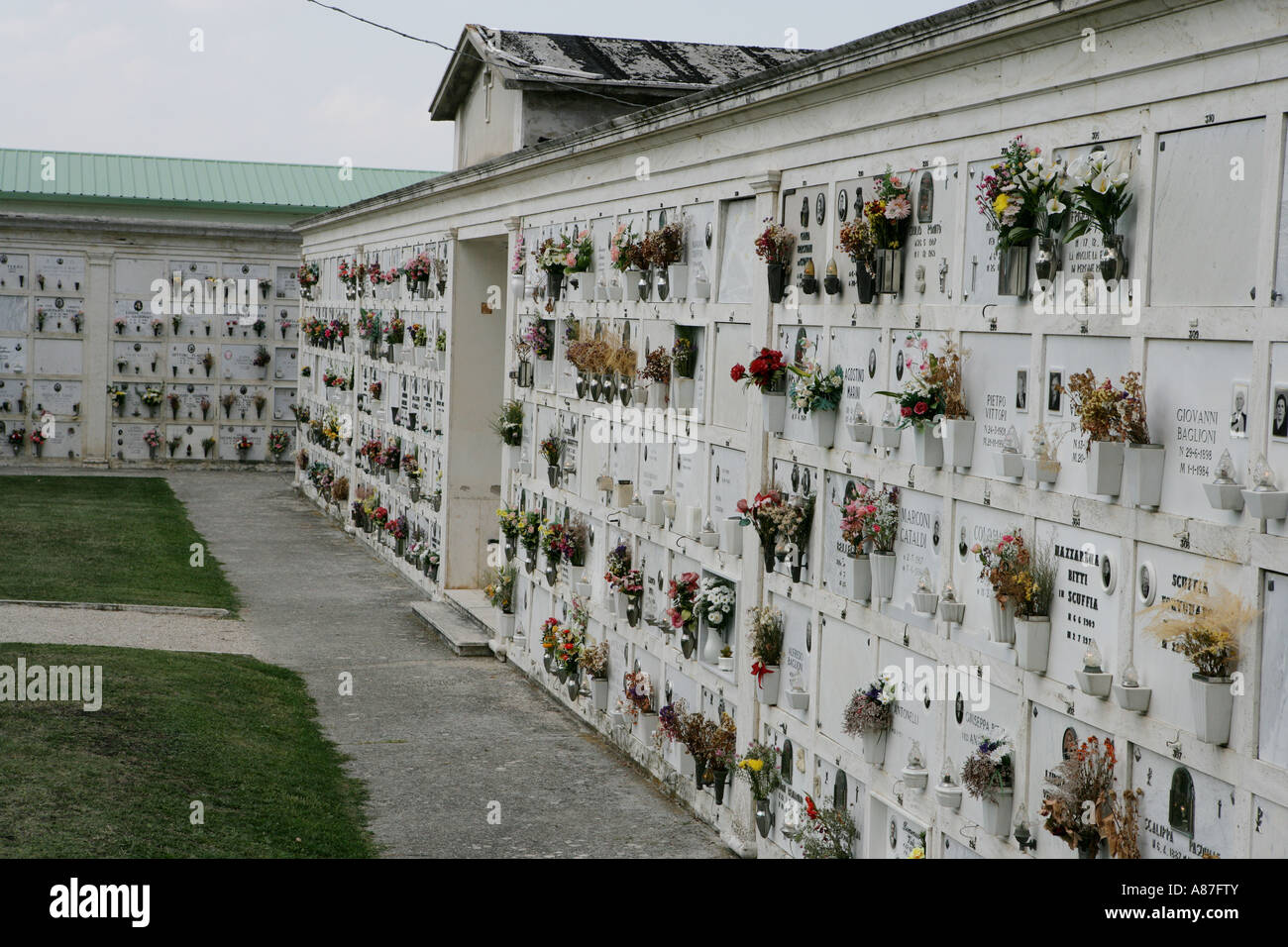 Tomb memorial burial sepulcher hi-res stock photography and images - Alamy