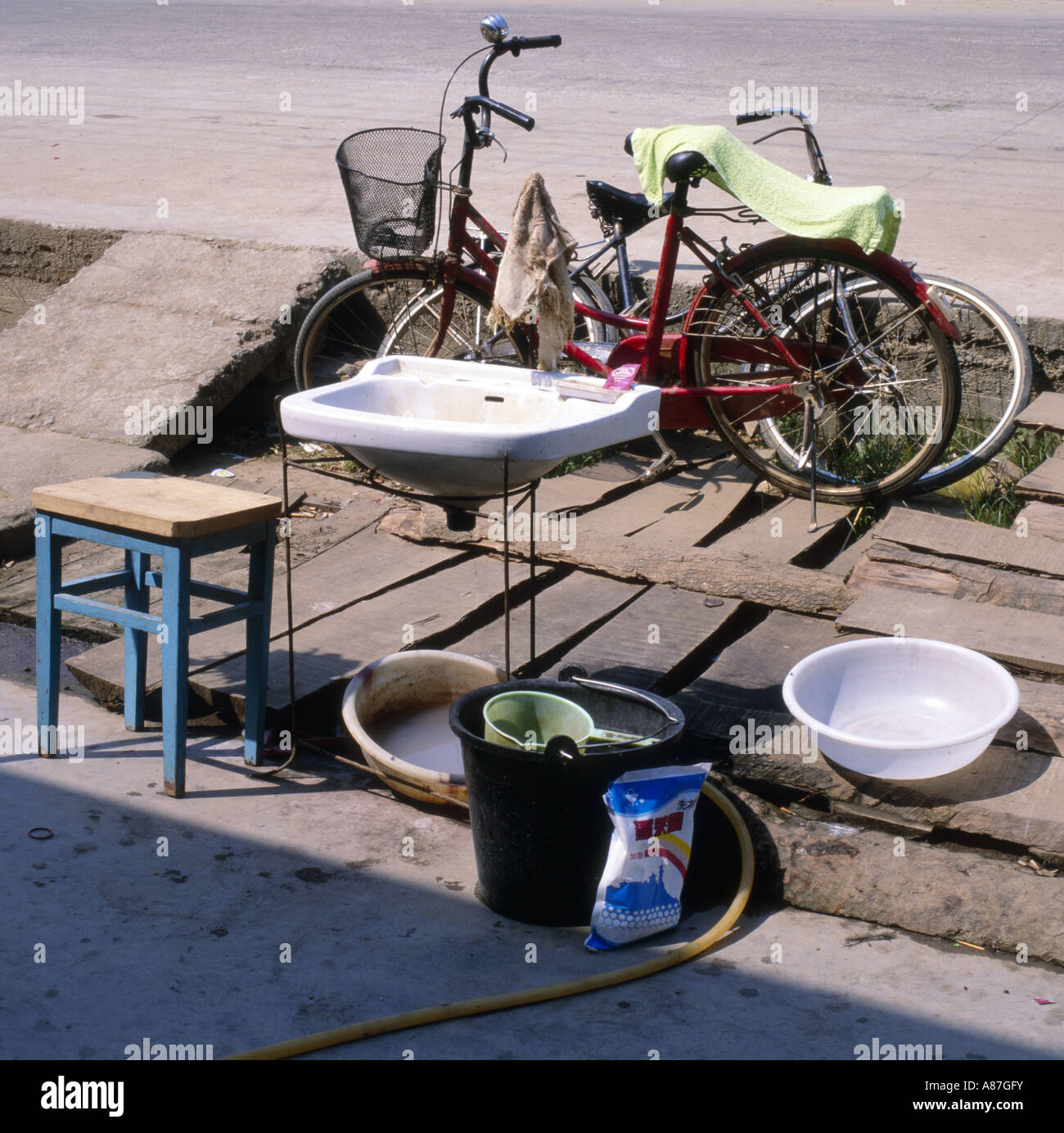Shaving basin shaving basin shaving basin hi-res stock photography and ...
