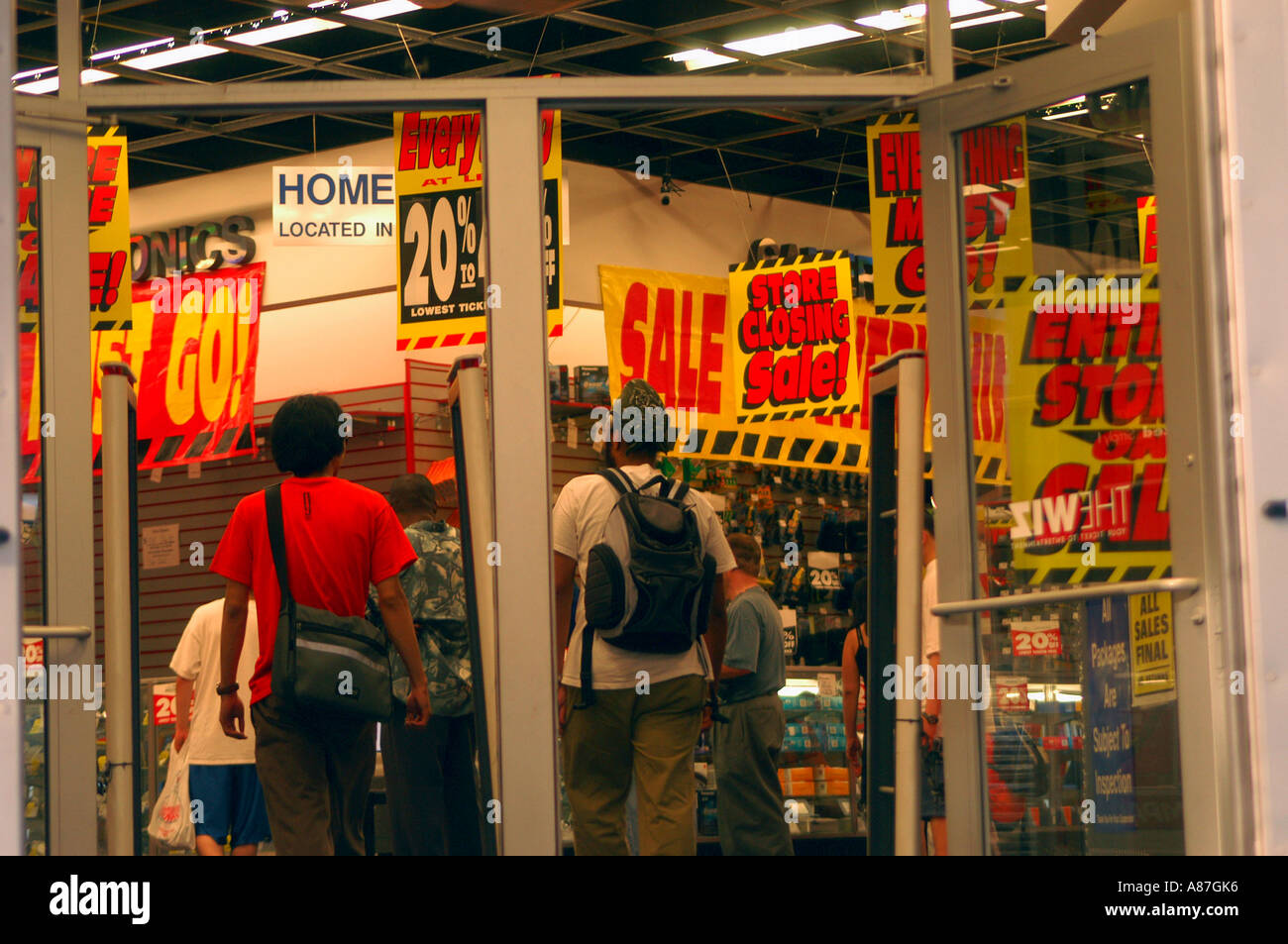 A Wiz electronics store closing Stock Photo - Alamy