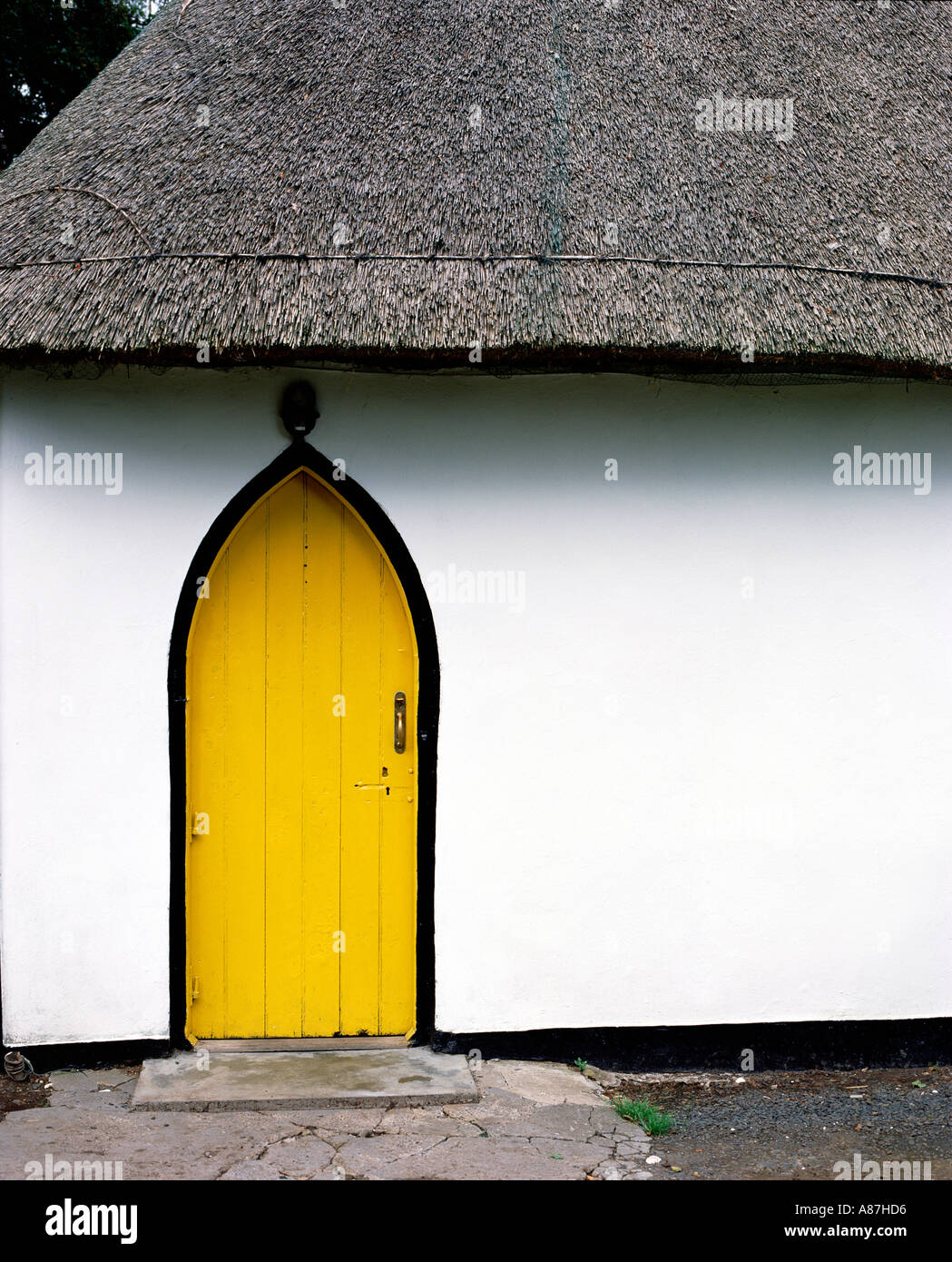 Traditional irish cottage yellow door hi-res stock photography and ...