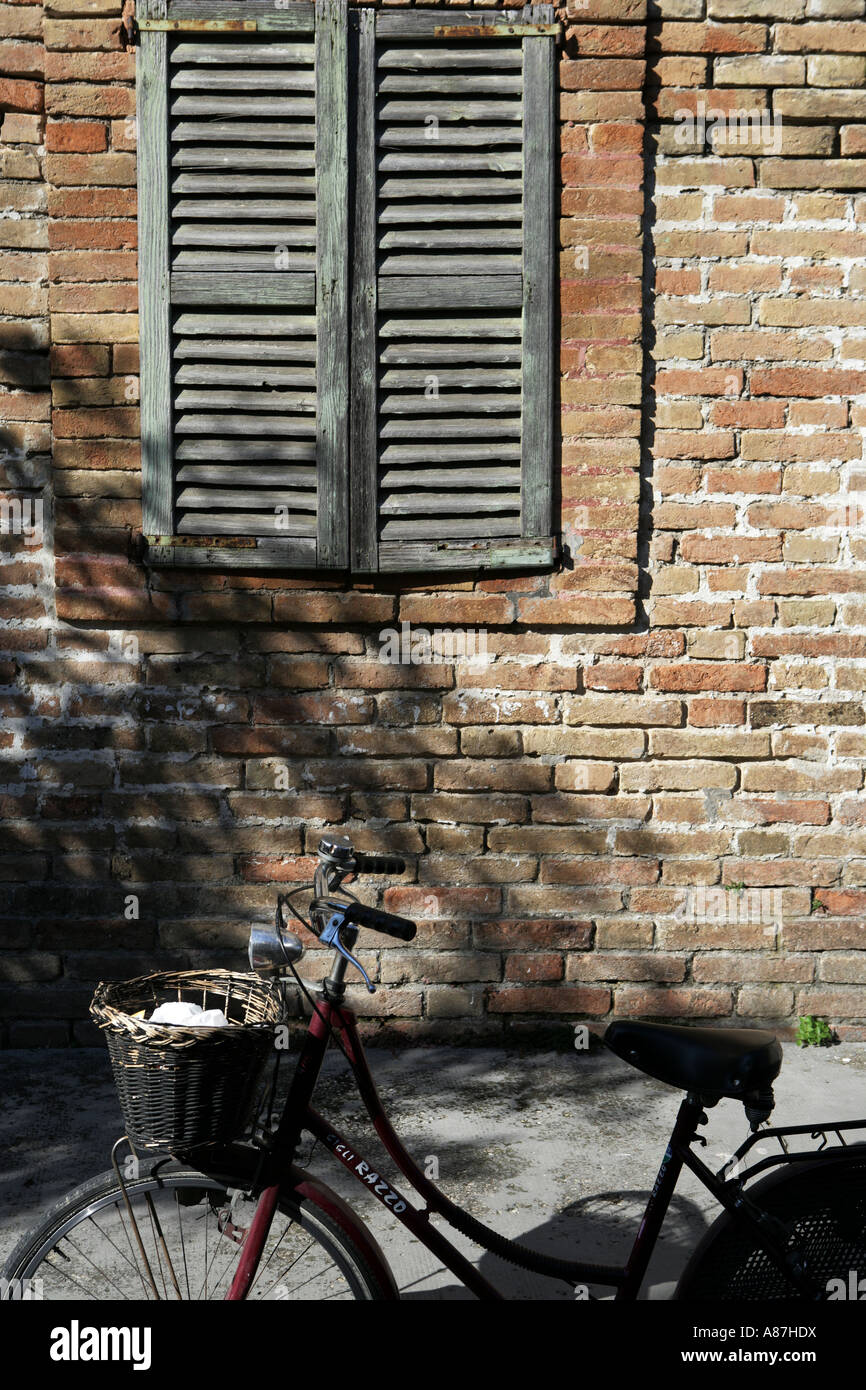 Bicycle against brick wall Stock Photo - Alamy