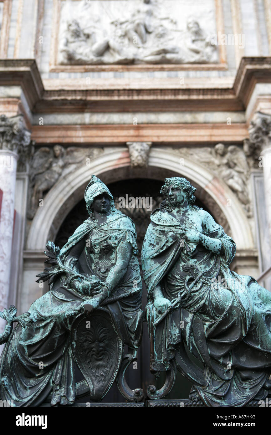 Statues in front of building Stock Photo - Alamy