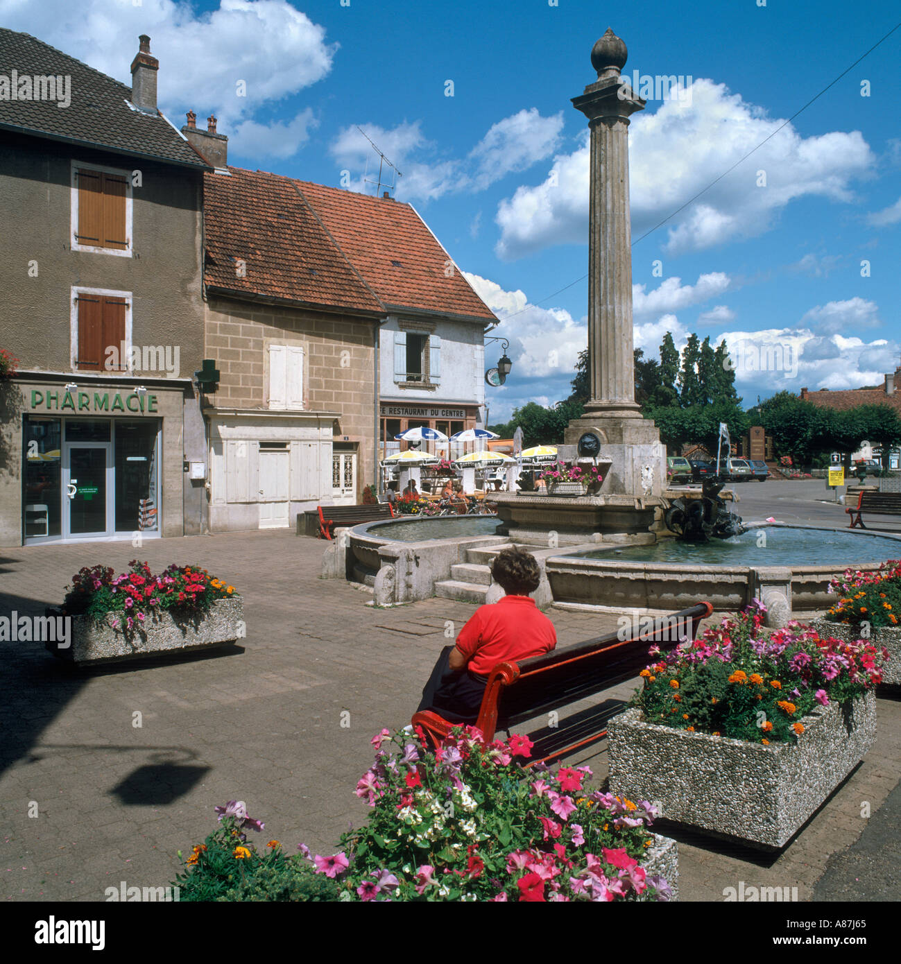 Small town square hi-res stock photography and images - Alamy