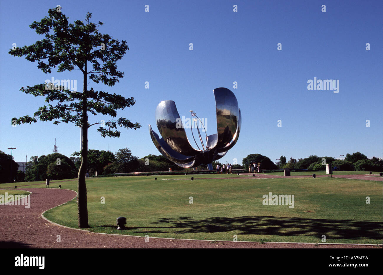 Floralis Generica Sculpture of a gigantic flower Buenos Aires Argentina ...