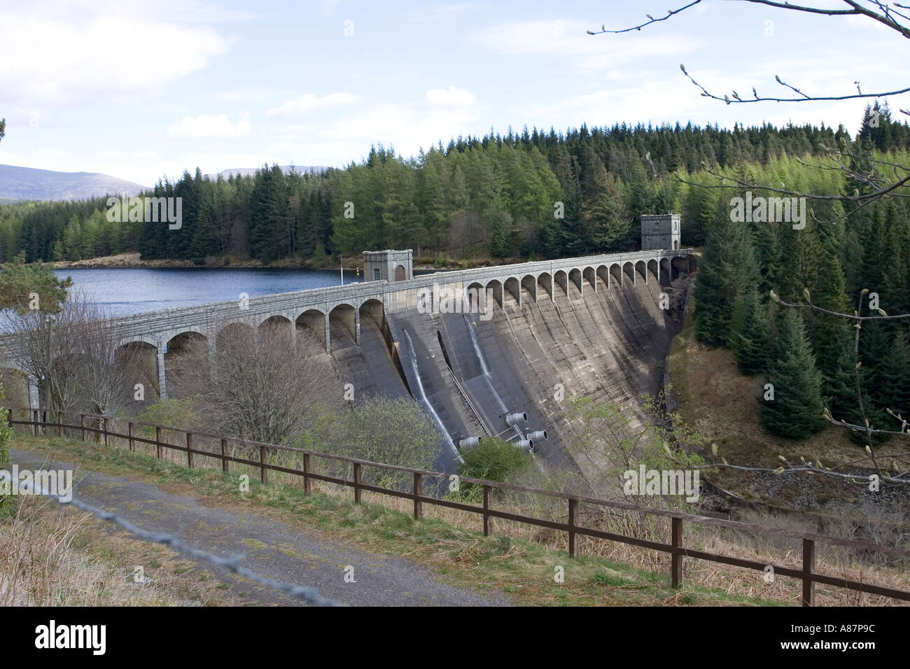 Loch laggan dam scotland hi-res stock photography and images - Alamy