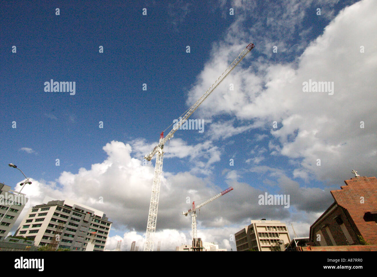 CONSTRUCTION CRANE BRISBANE CITY QUEENSLAND AUSTRALIA BAPDB6696 Stock ...
